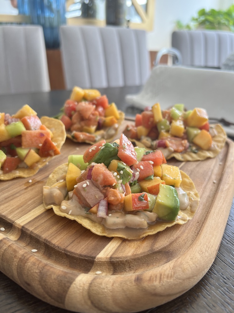 Tostaditas de salmón con carozos - BON DELEITE